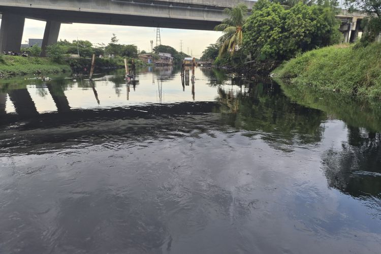 Kala Air Kali Cakung Drain Menghitam Sepekat Kopi Americano ...